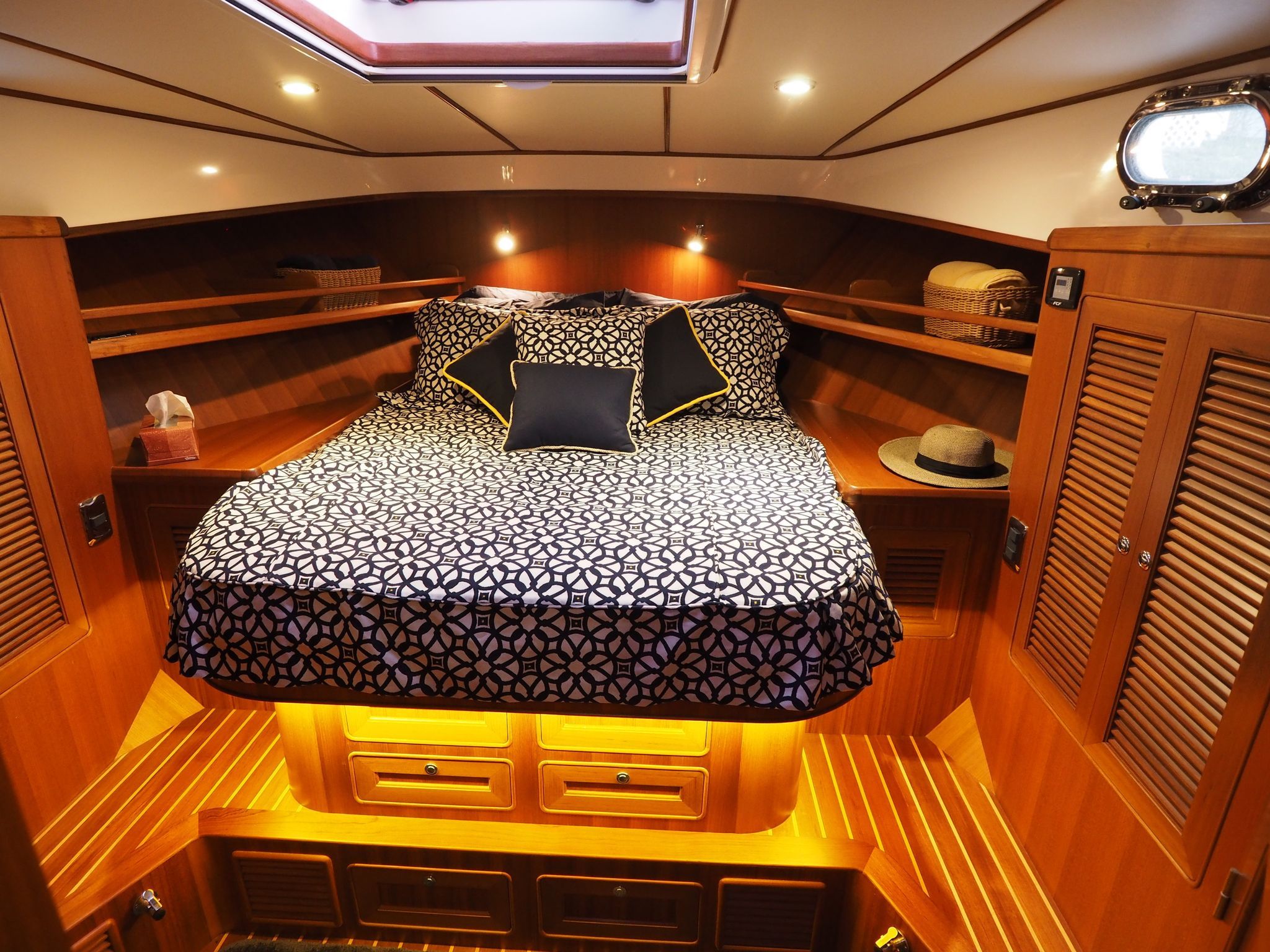 Pre-Owned Helmsman Trawlers 38 Pilothouse For Sale - Helmsman